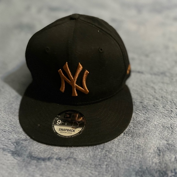 New Era | Accessories | New Era Black And Gold Snapback Cap | Poshmark